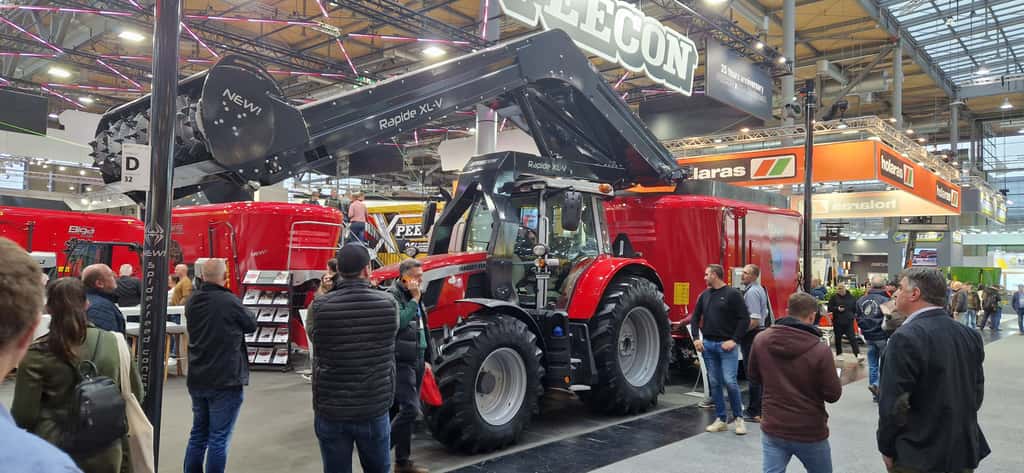 Traktor wird zum Futtermischwagen: Peecon Silagefräse Rapide XL-V auf ...