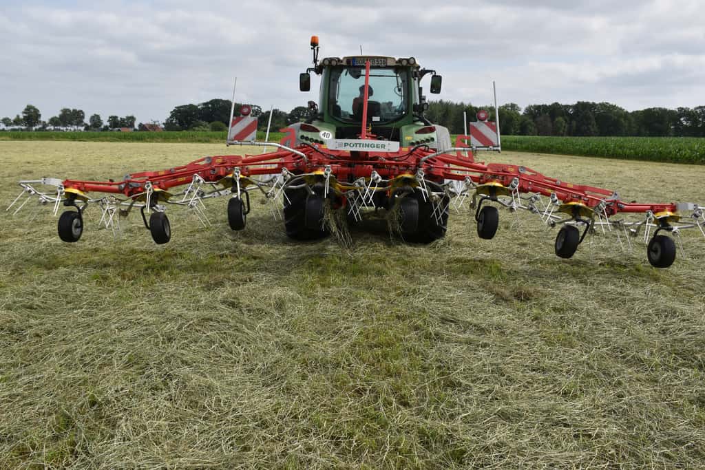 Grasernte: Heuwender angebaut oder angehängt - was ist besser? | top ...