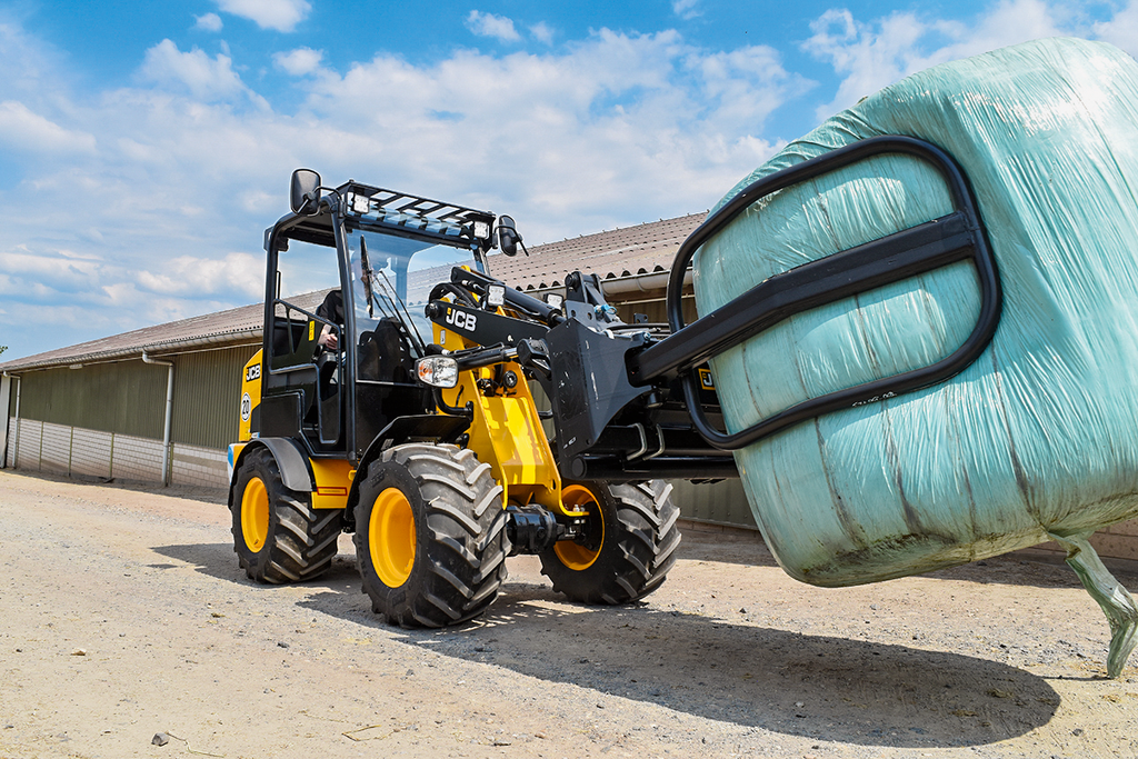 Erste Probefahrt: Elektrisch auf dem Bauernhof mit dem E-Hoflader JCB 403E