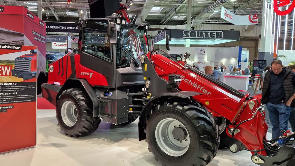 Premiere auf der Agritechnica: Die Teleradlader 8620 T-3 und 9640 T-3 ...