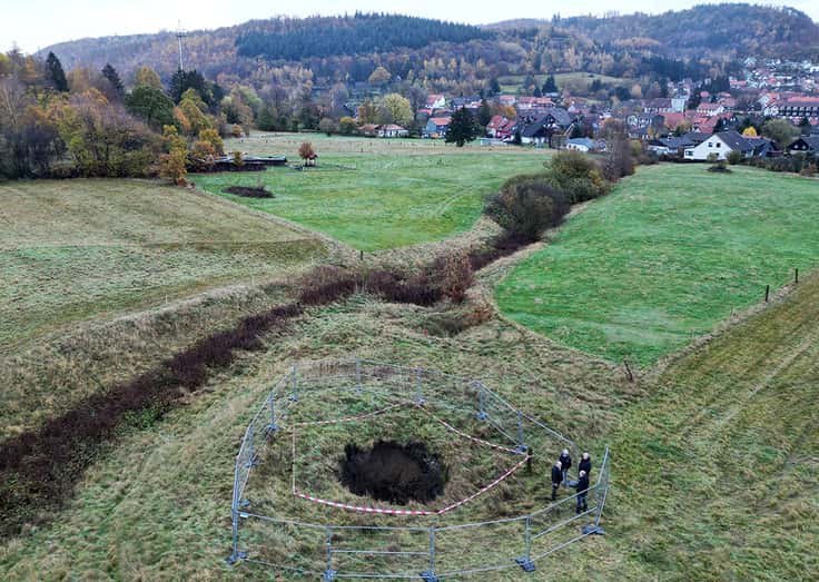 Riesenloch tut sich auf Wiese bei Wolfshagen im Harz auf