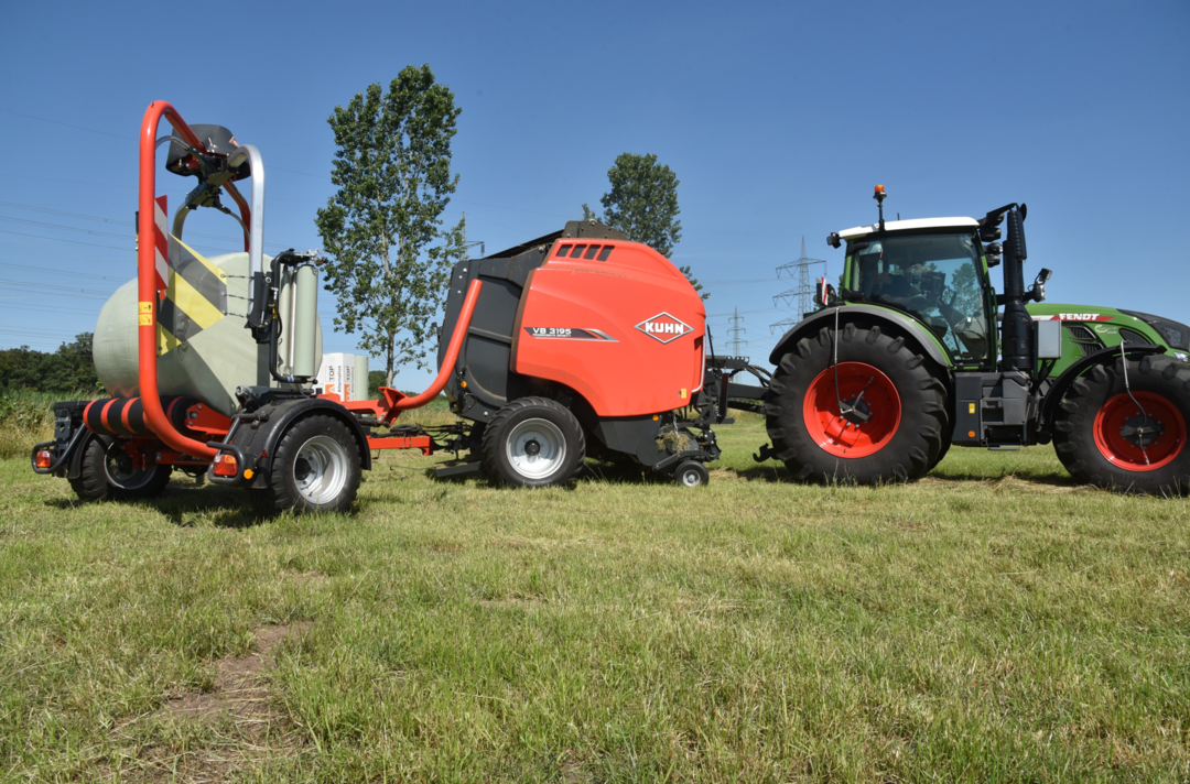 Kuhn VB 3195 und RW 1810 - Die etwas andere Press-Wickelkombination für Landwirte