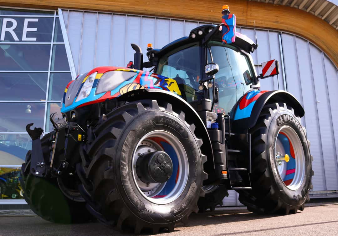 Knallbunter Traktor: New Holland feiert Jubiläum