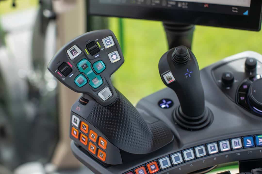 Spezial-Joystick für Fendt-Traktoren und Steuerkonsole für den Unimog ...