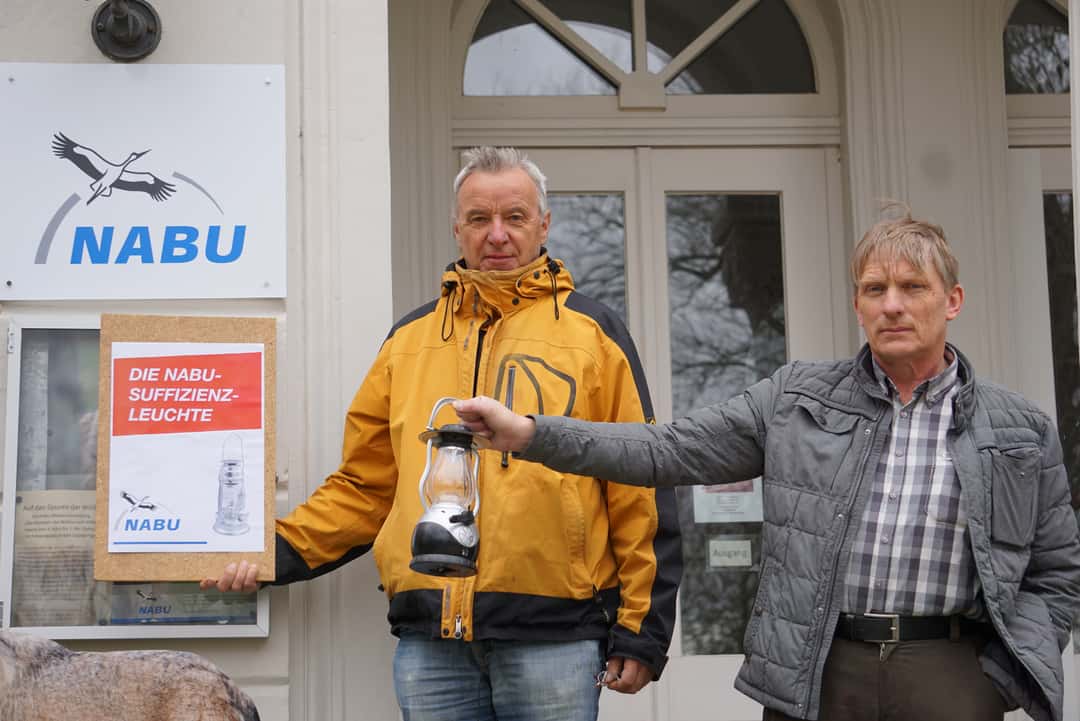 Windparkbetreiber demonstrieren vor dem NABU NRW | top agrar online