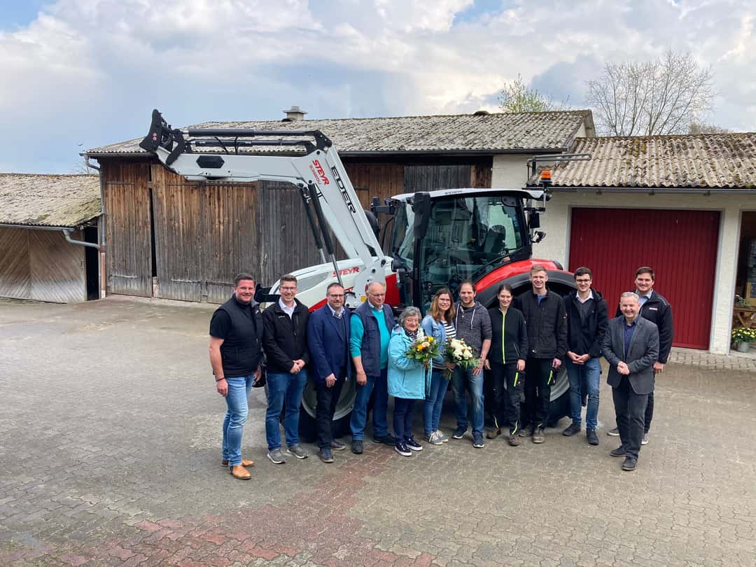 Glücklicher Traktor-Gewinner: Landwirt freut sich über Steyr 4130 ...