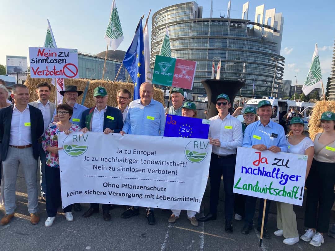 Gegen Verbotspolitik: Landwirte demonstrieren vor dem EU-Parlament ...