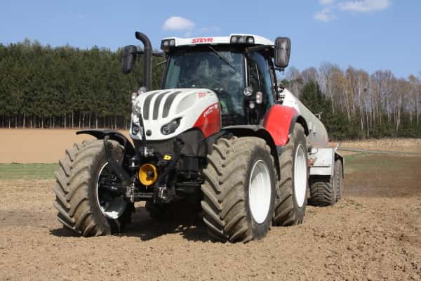 Steyr 4145 Profi CVT: Wendiger Profi im Terrus-Design | top agrar