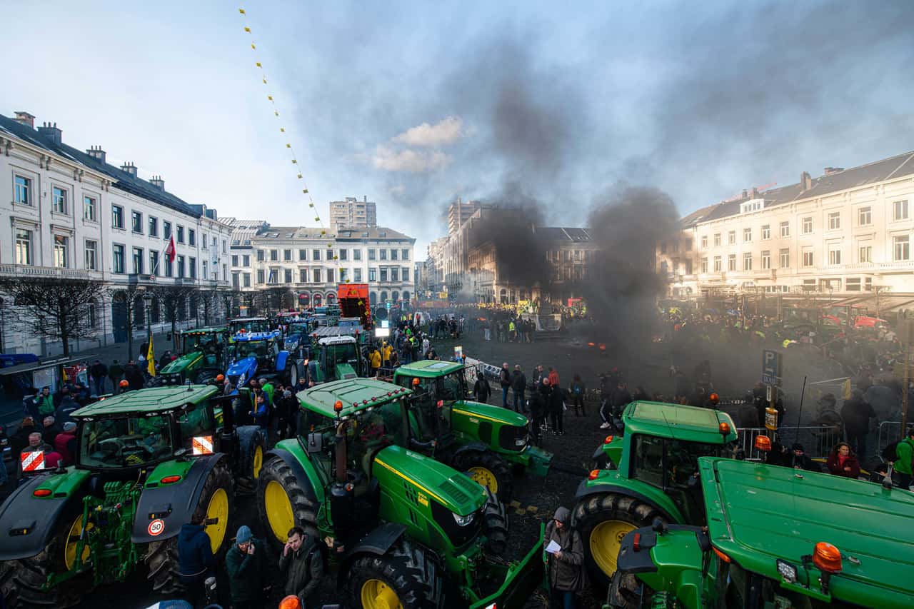 Massive Bauernproteste bei EU-Gipfel: Landwirte legen Brüssel lahm ...