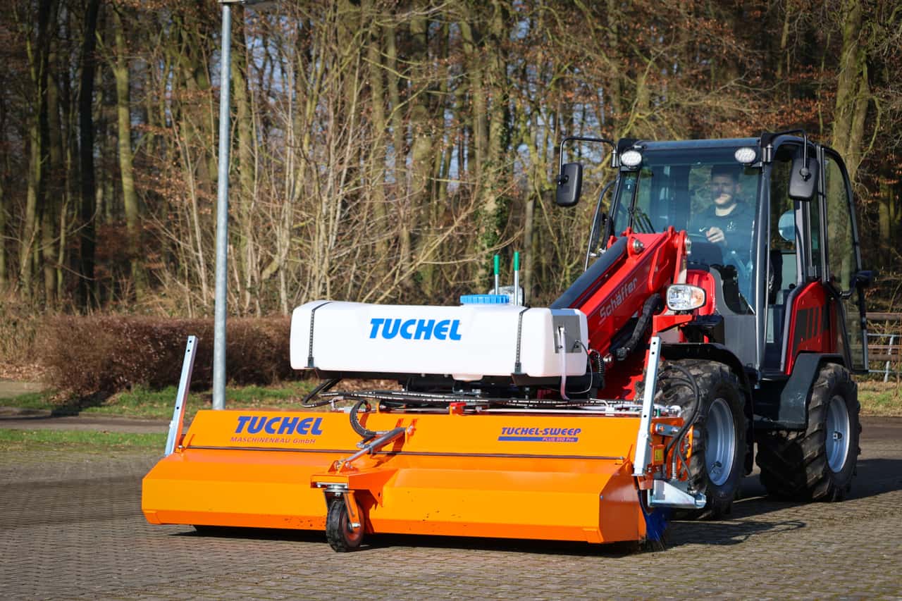 Pro-Version der Tuchel-Sweep Plus 590 Kehrmaschine im Ersteinsatz | top ...