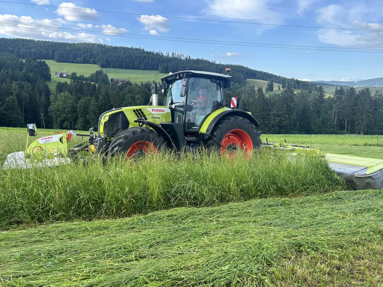 Claas Mähwert im Test: Hohe Schlagkraft auch am Hang | top agrar