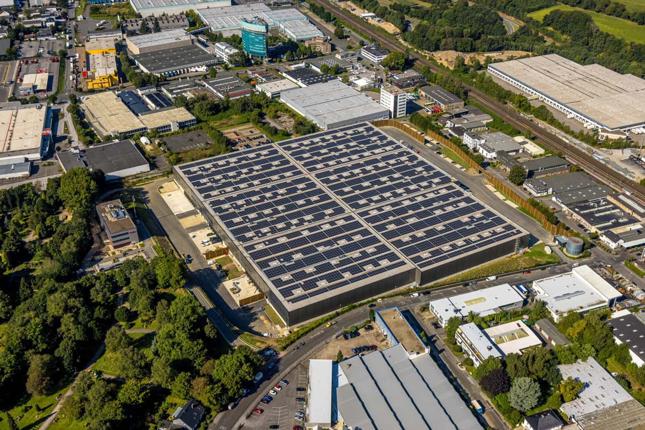 Firmen können mehr als 100.000 € jährlich durch Solaranlage und E-Autos ...