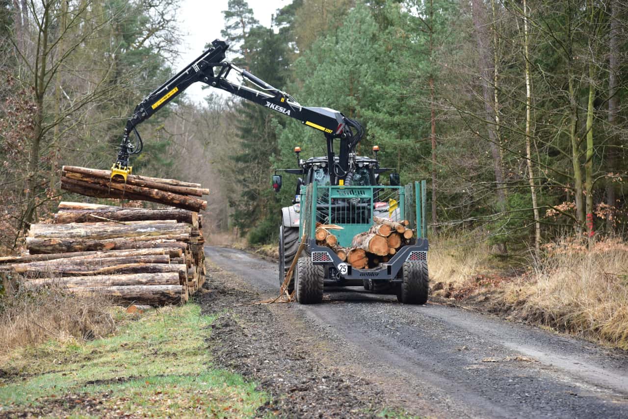 Traktoren im Forst: Welche Ausstattung passt? | top agrar