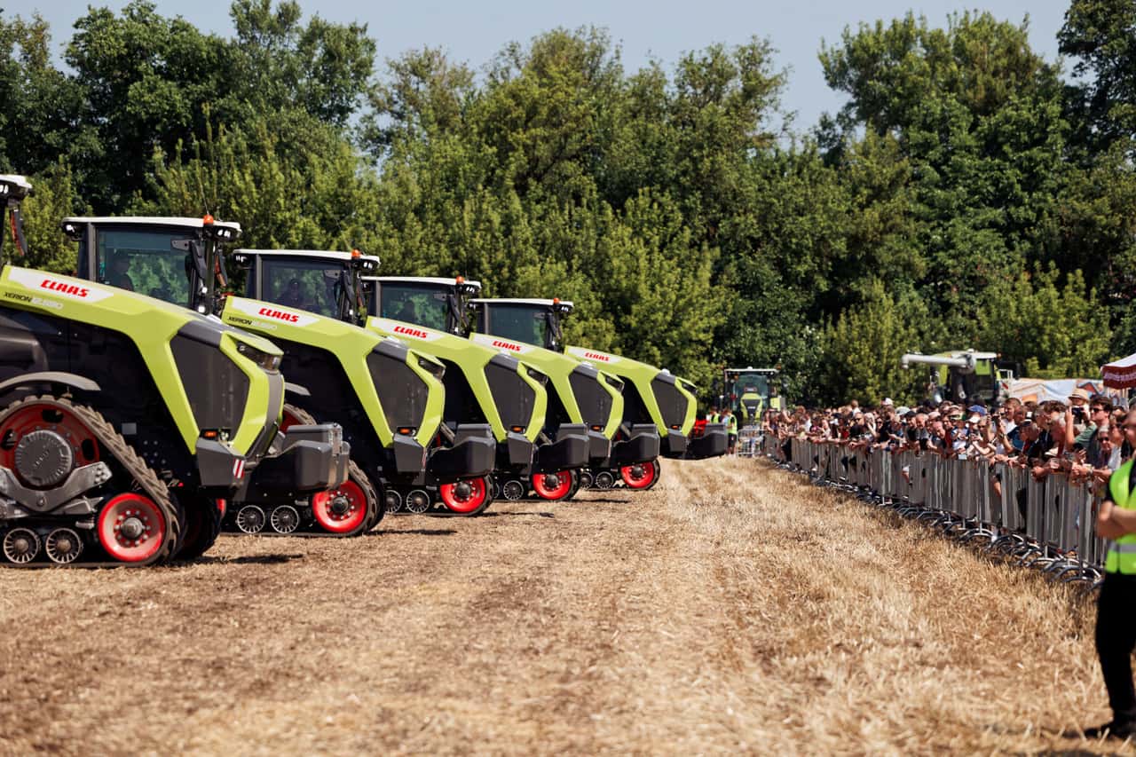 Inboxtube xx tall and voluptuous with a gorgeous face.