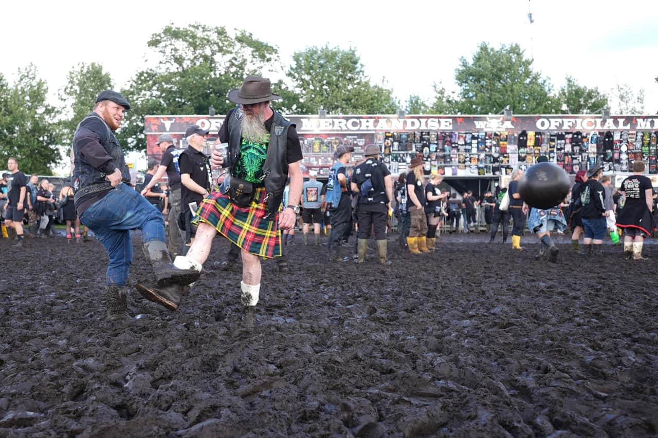 Wacken als Testfeld für den Moorschutz: Faser-Matten gegen Schlamm ...
