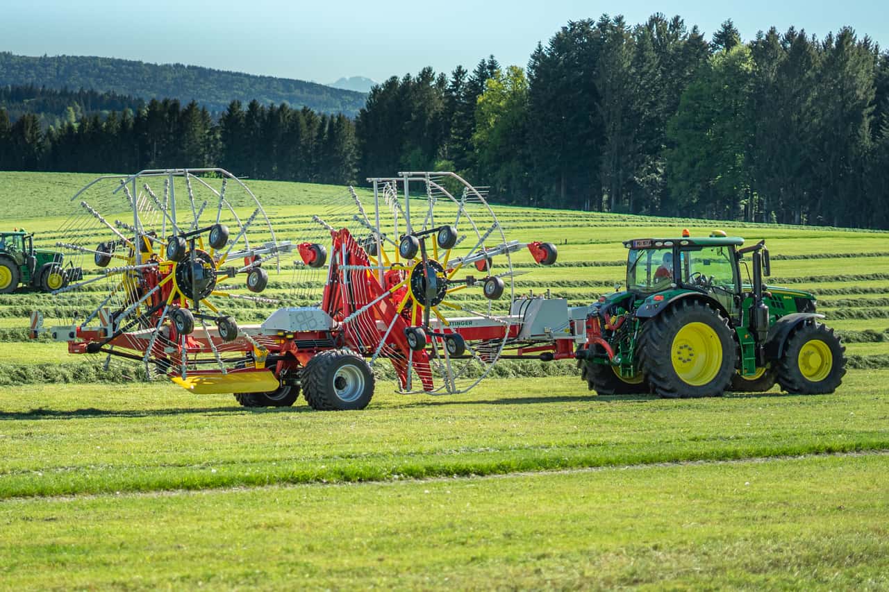 Pöttinger stellt neuen 4-Kreisel-Schwader TOP 1403 C vor | top agrar