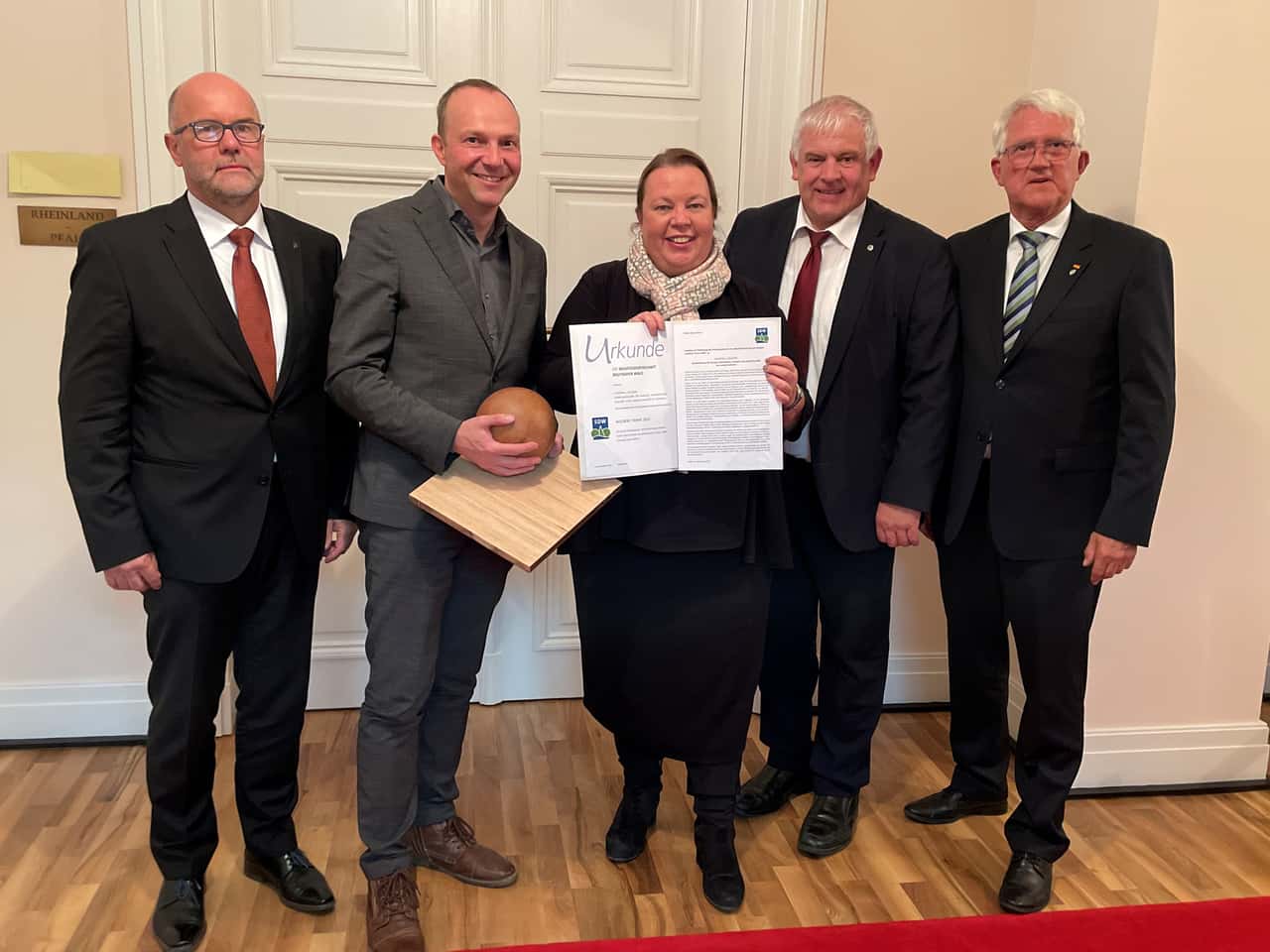 Sachsens Landwirtschaftsminister Günther mit "Goldener Tanne ...