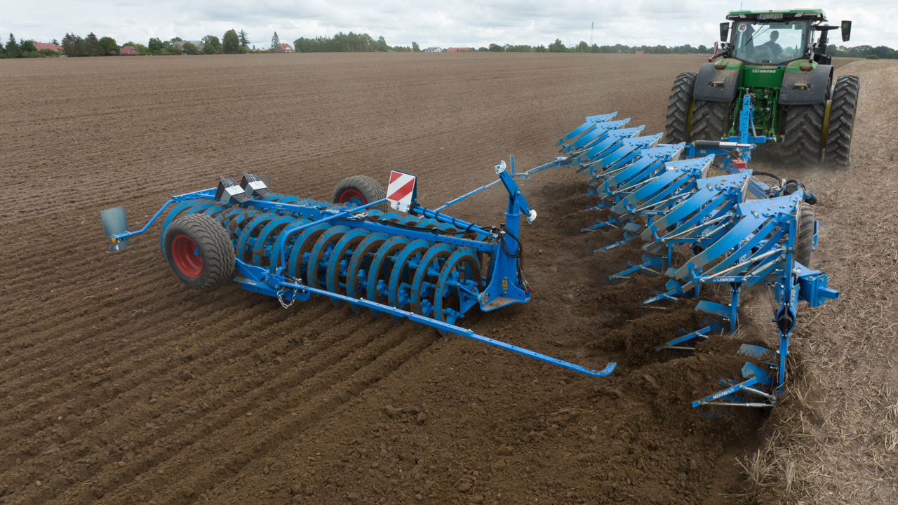 Schwere Landmaschinen auf der Straße: Transportaufsattelung für Lemkens ...